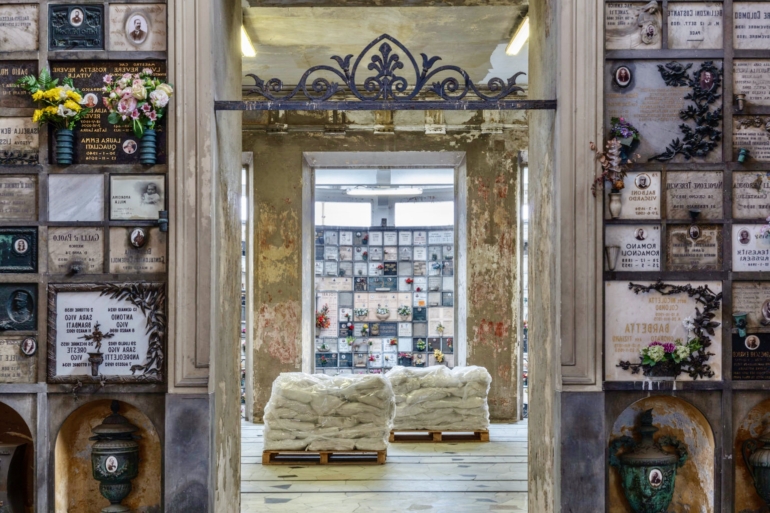 Dal cappio al cimitero, Cattelan presenta Lullaby al Monumentale di Milano