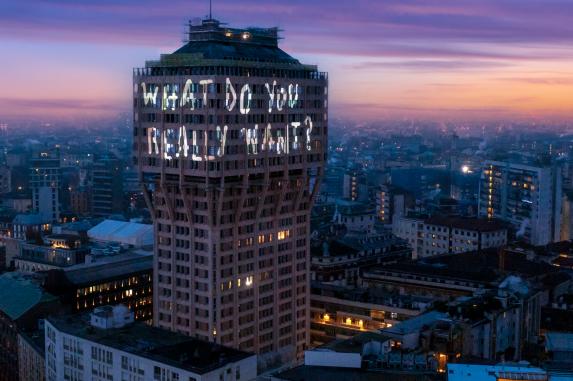 A Natale basta il pensiero. La Torre Velasca s'illumina con Terzini