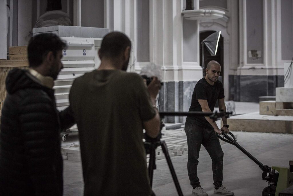 "JAGO INTO THE WILD", lo scultore protagonista di un film