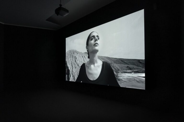Shirin Neshat al PAC di Milano: BODY OF EVIDENCE - INSIDEART