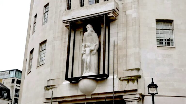 La scultura controversa di Eric Gill torna alla BBC