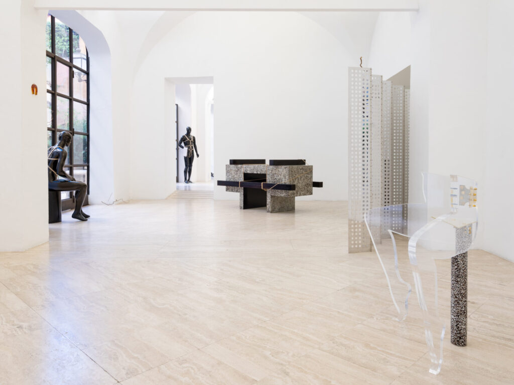 Anthea Hamilton, archetipi iconici in mostra da Fondazione Memmo