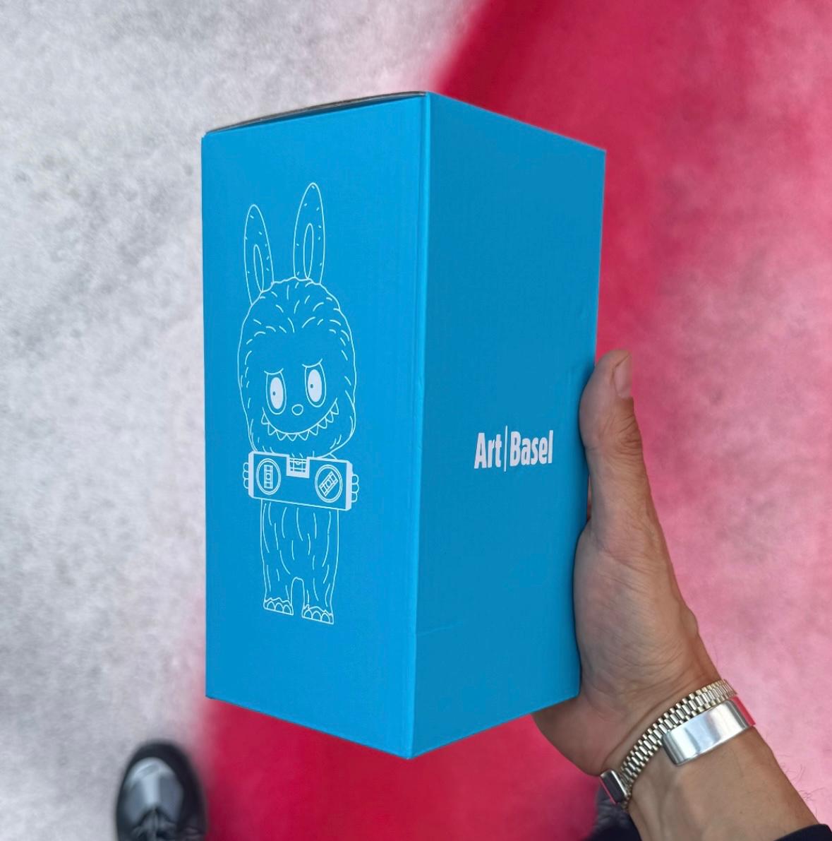 Labubu, il mostriciattolo peloso fa impazzire anche Art Basel 2025