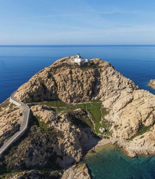 Simon Porte Jacquemus sceglie la Corsica per la sua prossima sfilata